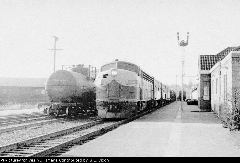 BN 610 South passing depot